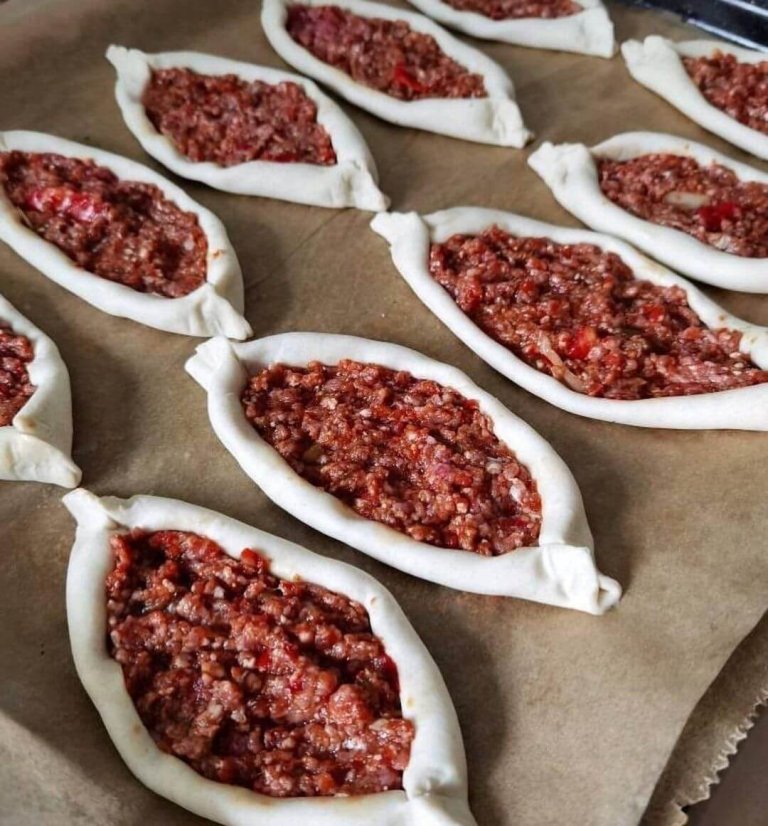 Çok Pratik Milföyden Kıymalı Mini Pide Nasıl Yapılır – mutfaktaki.com